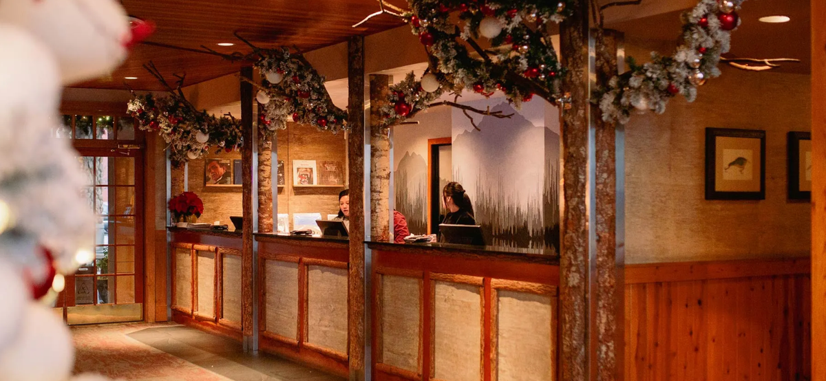 Little Festive Lobby Bar at Edgewater Hotel in Seattle, Washington ...